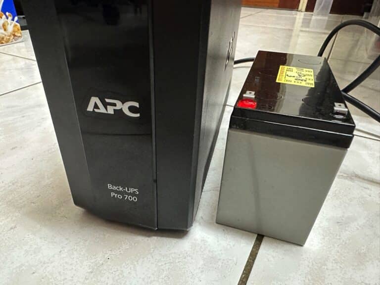 APC BACK-UPS PRO 700 嗶嗶叫 續命更換電池 - 理工宅