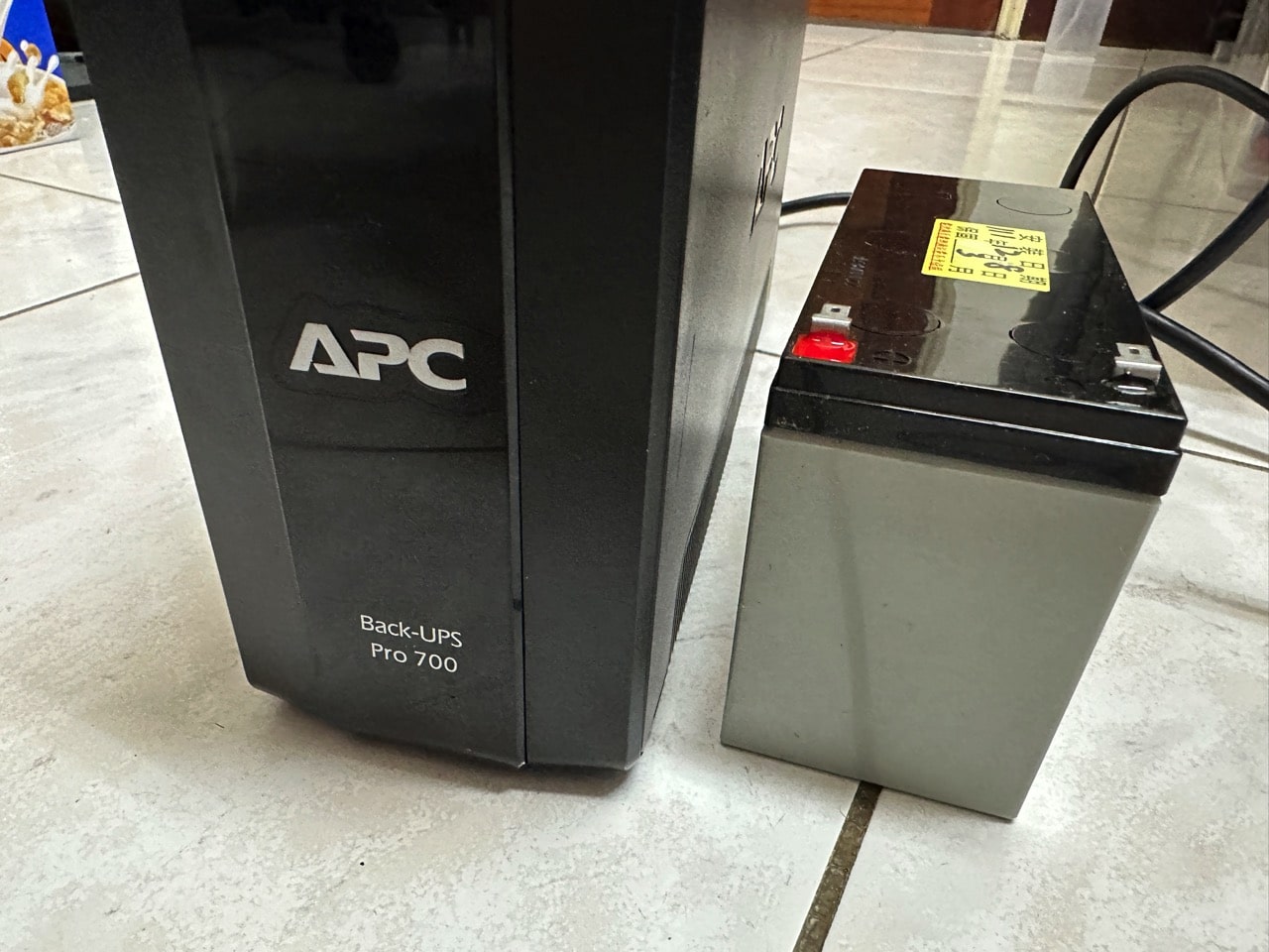 APC BACK-UPS PRO 700 嗶嗶叫 續命更換電池 - 理工宅